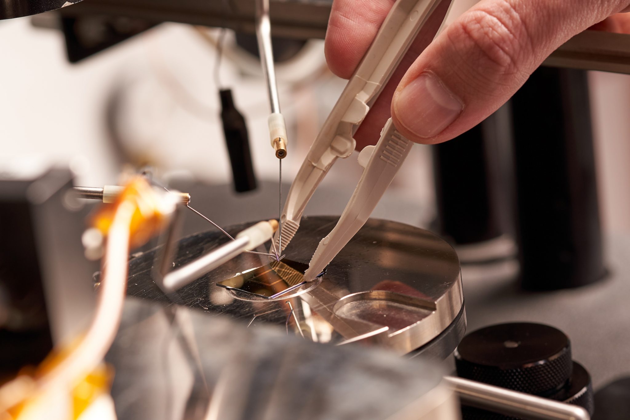 Electronic chip mimics the brain to make memories in a flash ...